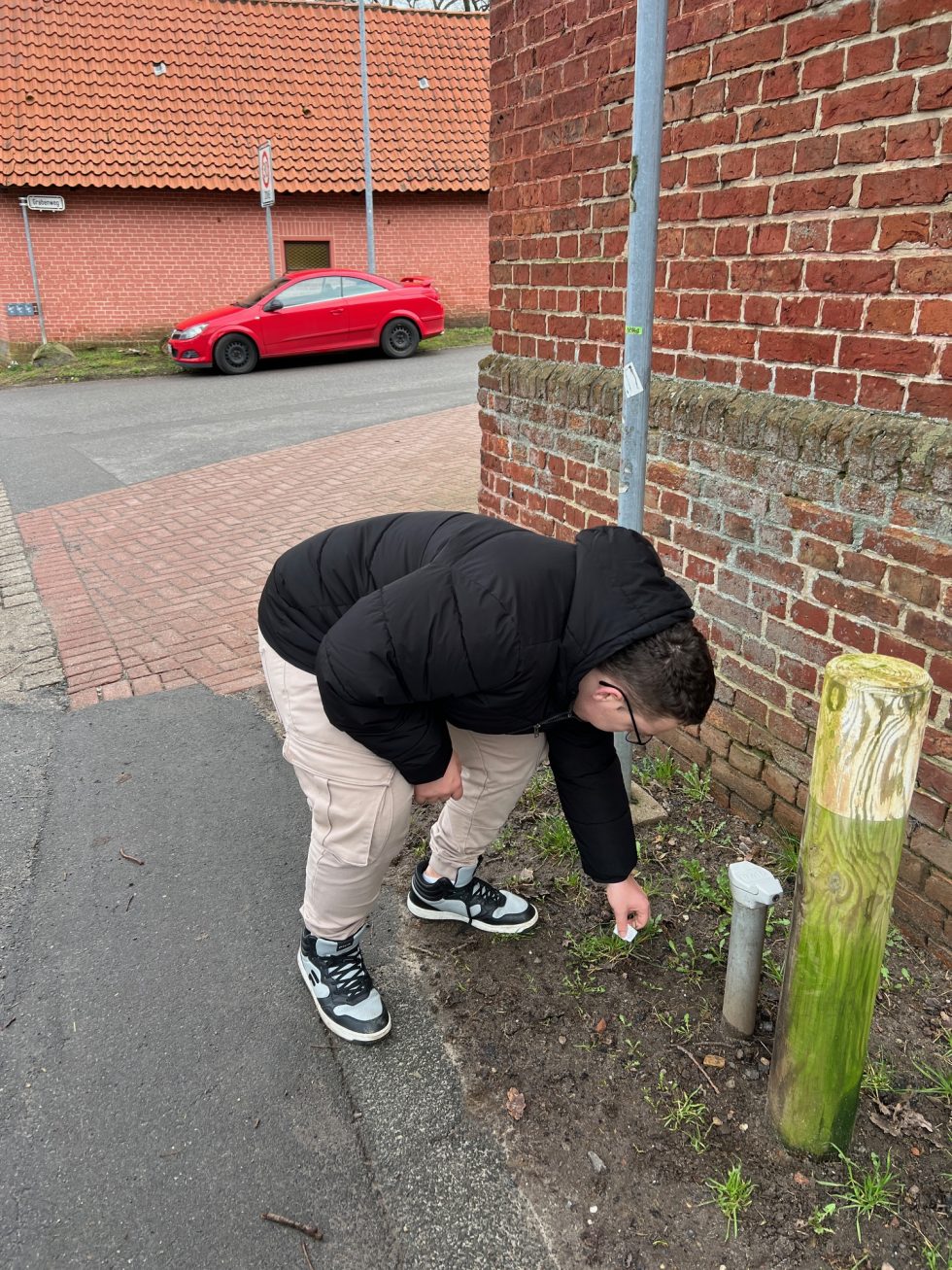 Was liegt denn da? Engjell macht eine Entdeckung | Schule unter den Eichen